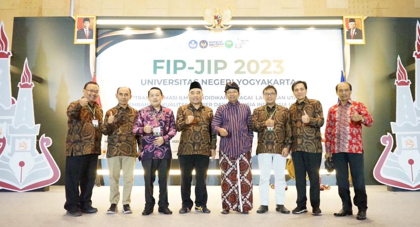 Penganugerahan Tokoh Pendidikan Indonesia FIP JIP 2023 | Universitas Negeri Yogyakarta